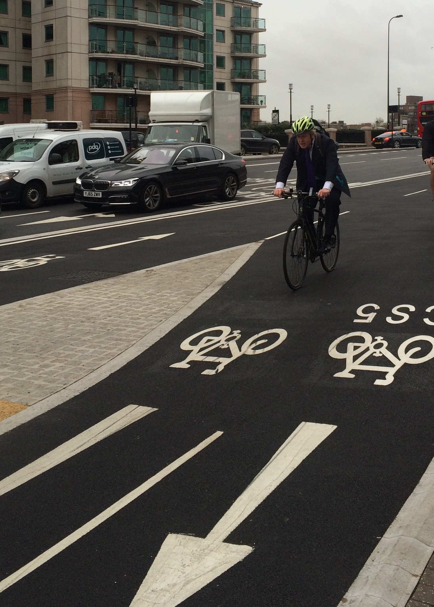 London Mayor opens central London’s first cycle superhighway ...